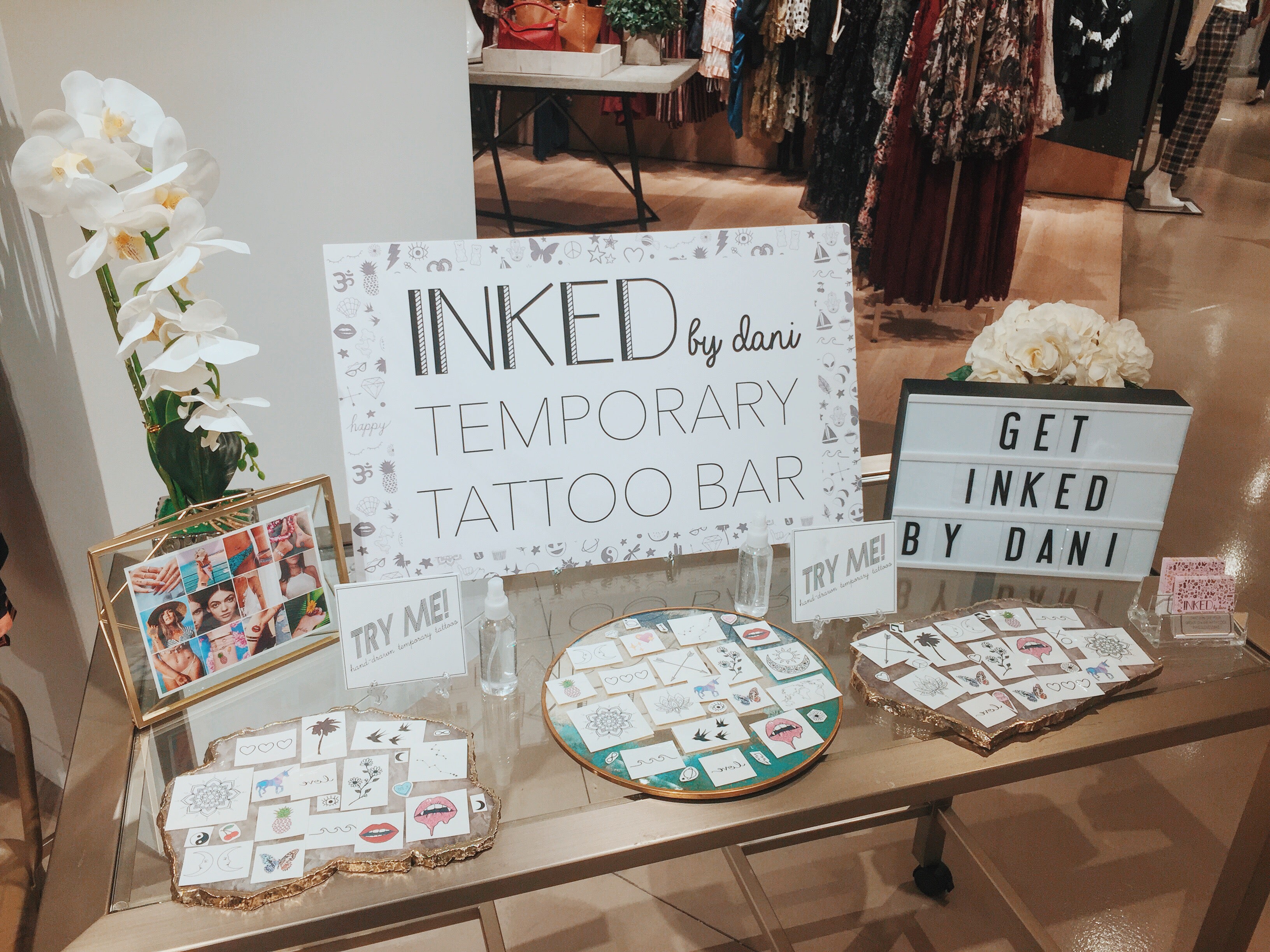 Wedding temporary tattoo station | Beachweddingtips.com